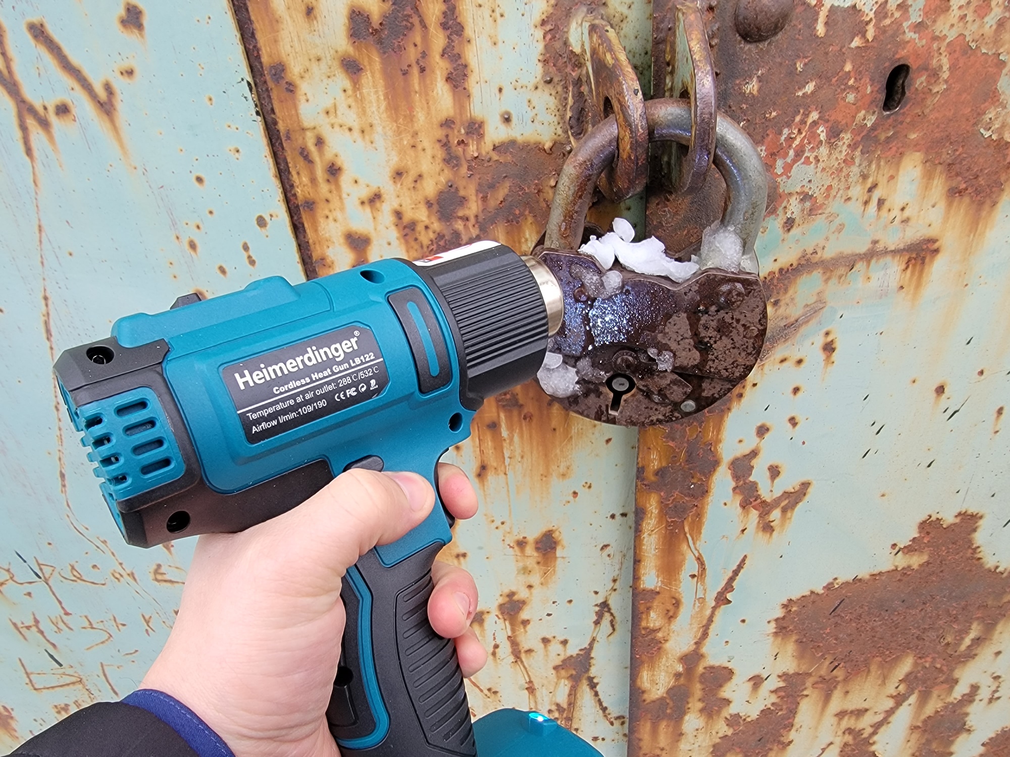 Как отогреть замок за минуту: обзор беспроводного строительного фена ...